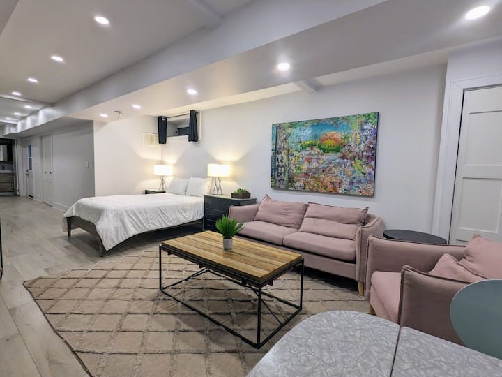 Modern Stylish Wychwood Suite - Toronto