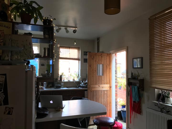 Red Room In Pretty Avenue Near The Train Station - Leicester