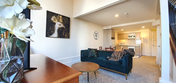Relax In The Pool - Staying In Cbd By Cathedral - Christchurch