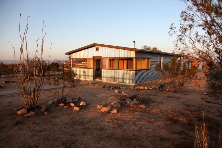 Western Modern Desert Retreat - Joshua Tree National Park