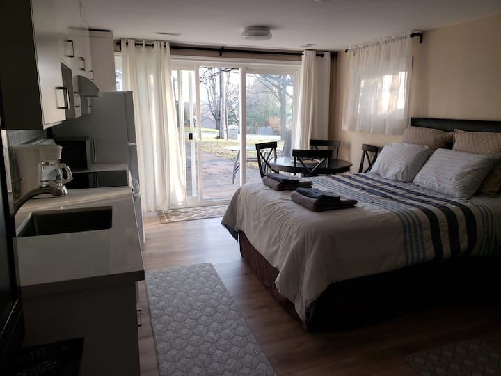 Private, Bright Main Floor Guest House -No Stairs - Clarington
