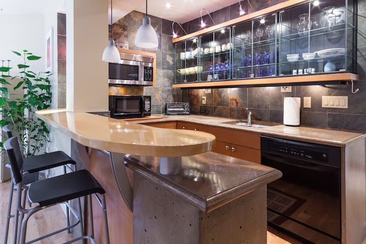 Your Home Away From Home - 코퀴틀럼