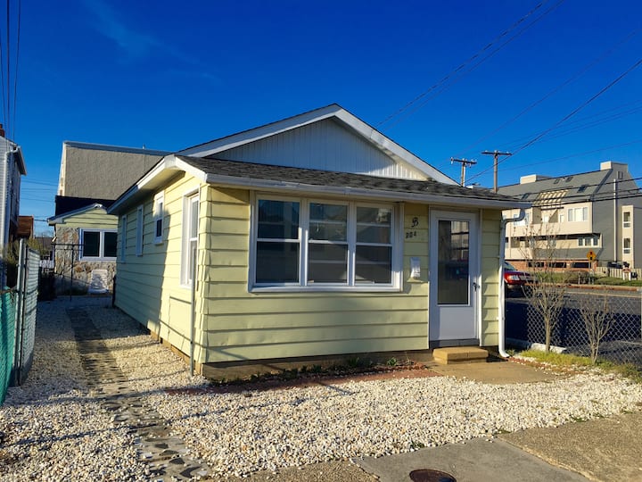 Charming Renovated Beach Cottage - Toms River