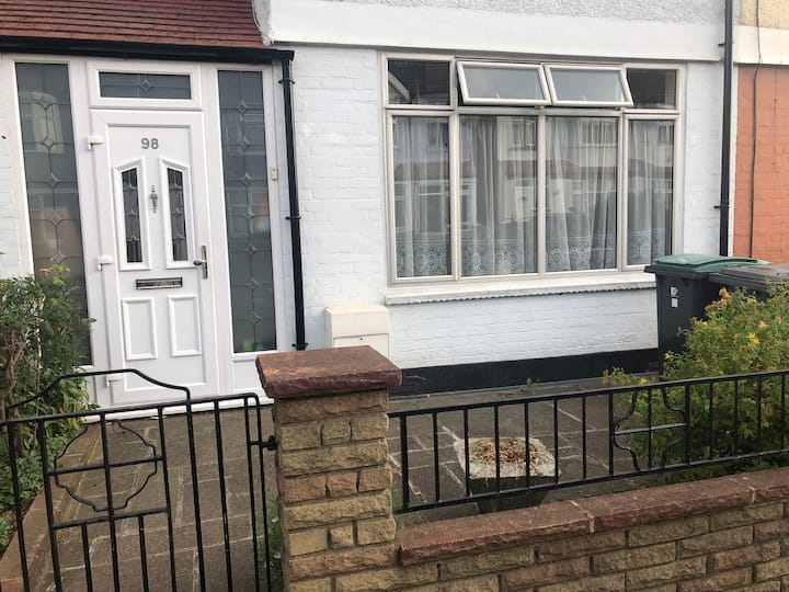 Fully Furnished Apartment In A Quiet Neighbourhood - London
