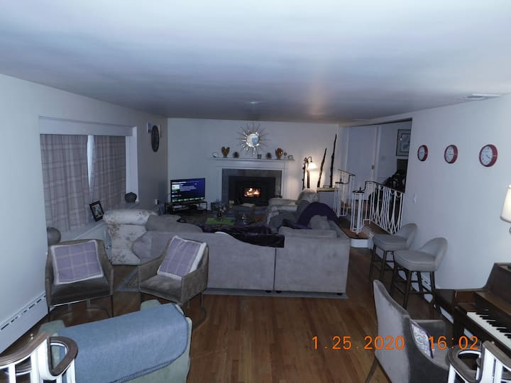 Cozy Ranch In Rural Setting In Easton Ct - Bridgeport, CT