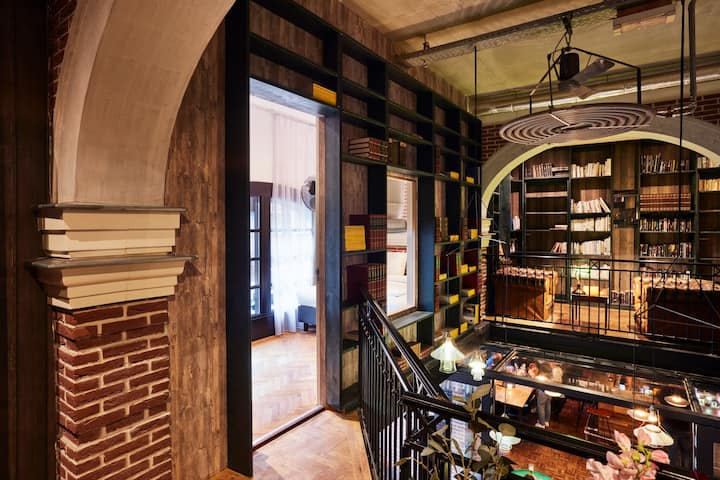 Hotel Not Hotel: Secret Bookcase Whitey The White - Amsterdam