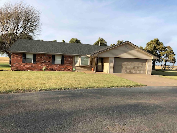 Country Setting With Horse Pasture & Amenities - Weatherford, OK