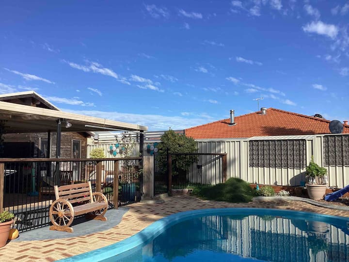 Rockingham Cabin Walk to beach , relax by the pool - Guest houses for ...