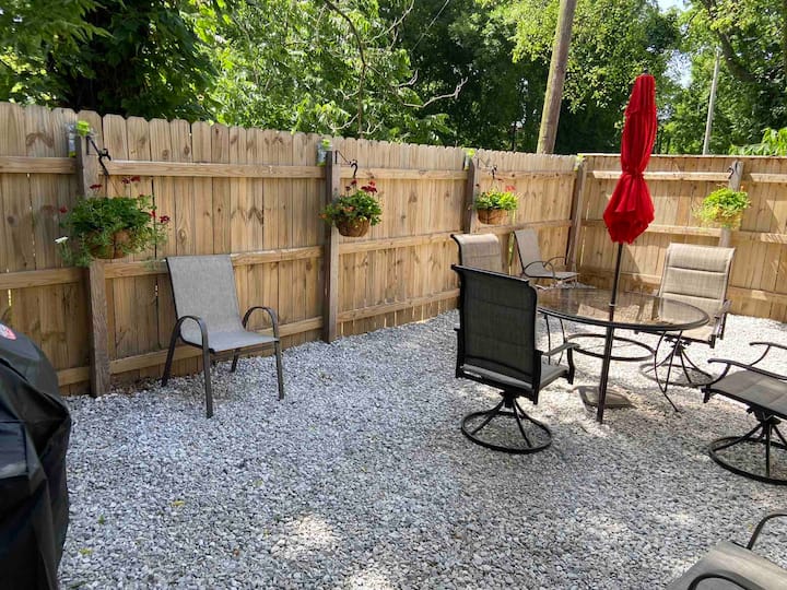 4 Bdrms. (2 Kngs 2 Qns) 1 Office & 2-car Garage. - Memphis, TN