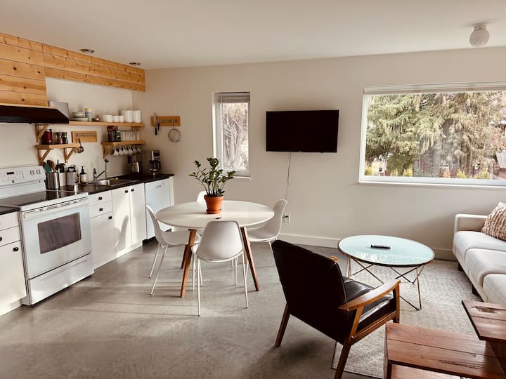 Sunny + Bright | Cottonwood Suite (2 Bedroom) - Nelson
