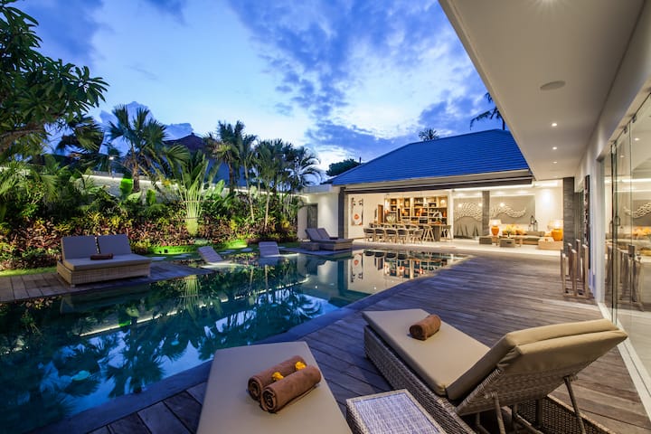 Chill Out In A Luxurious 4 Br Villa Seminyak - Legian