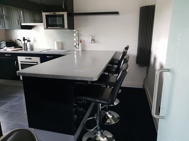 Clean, Modern Flat, Queen Bed, Wembley - Wembley - London