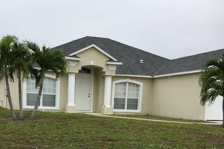 Peaceful & Prestigious Home. Garage Not Accessible - Port St. Lucie, FL
