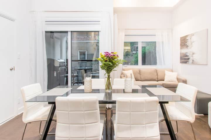 Unwind In A Multilevel Loft In The Heart Of Trendy Mile End - Montreal