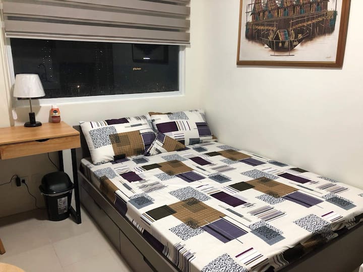 Urban Deca Tower Unit By Solidalde - Makati City