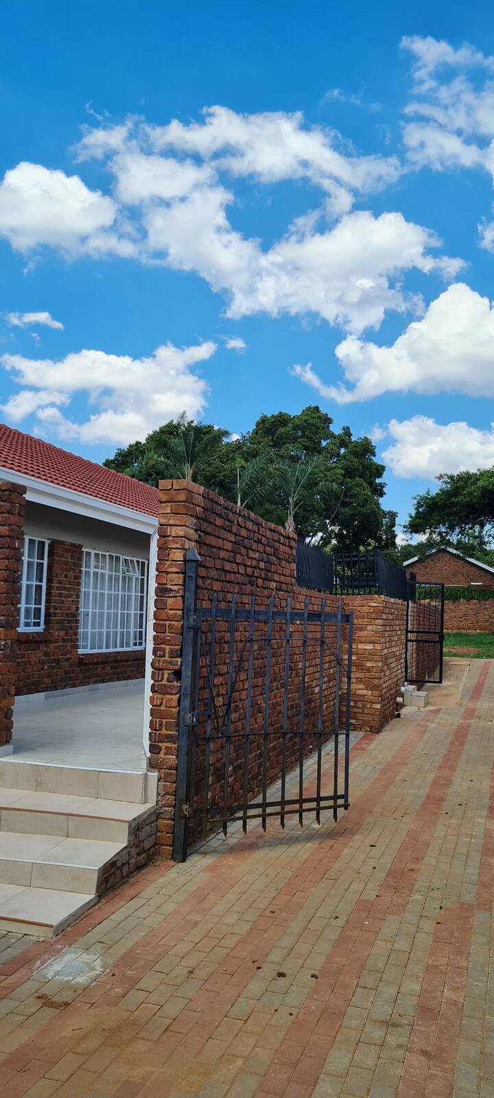 Full Beautiful 7 Bedroom Home & 3 Shared Bathrooms - Pretoria
