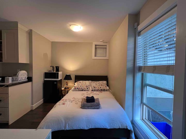 Bright Cozy Studio With Private Entrance - Vancouver