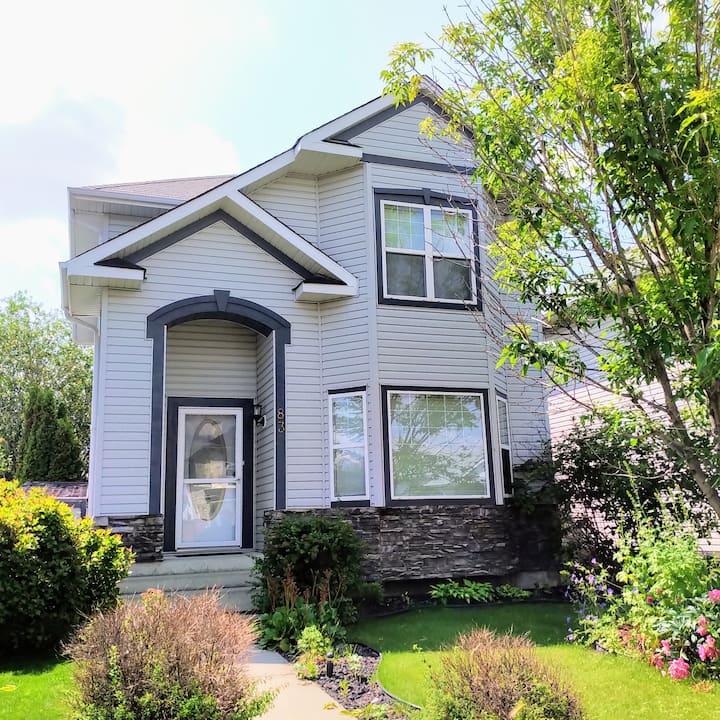 Beautiful 3 Bedroom Home - Japanese Cedar Hot Tub - Spruce Grove