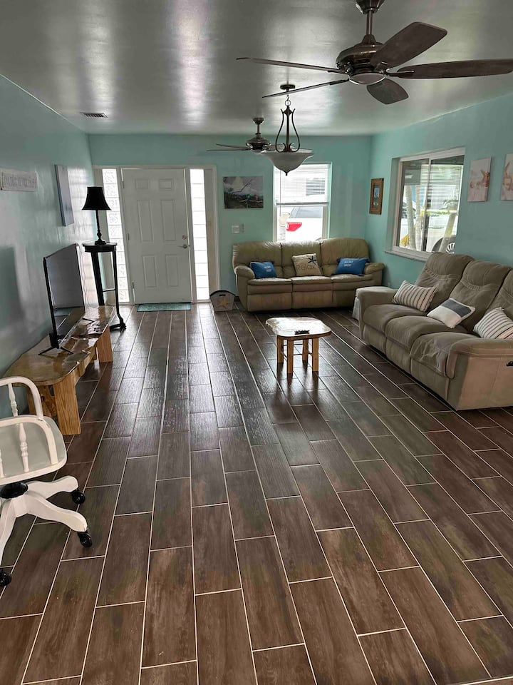 Beachtown Gem, Near Holman Stadium & Beach. Pet Ok - Vero Beach, FL