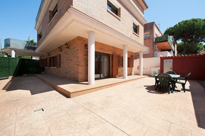 Casa A Tan Solo 5 Minutos De La Playa. - Casteldefels