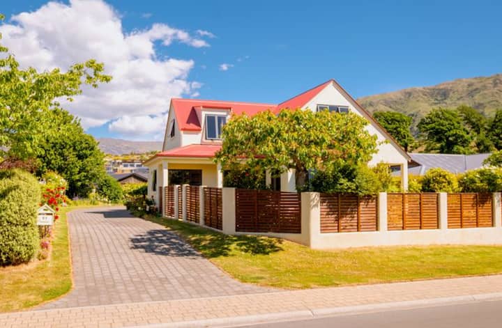 Expansive Light & Bright  Meadowstone House - Wānaka