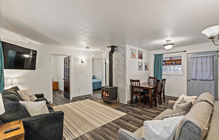 Restful And Private 2/br Suite W/alaskan Charm - Anchorage