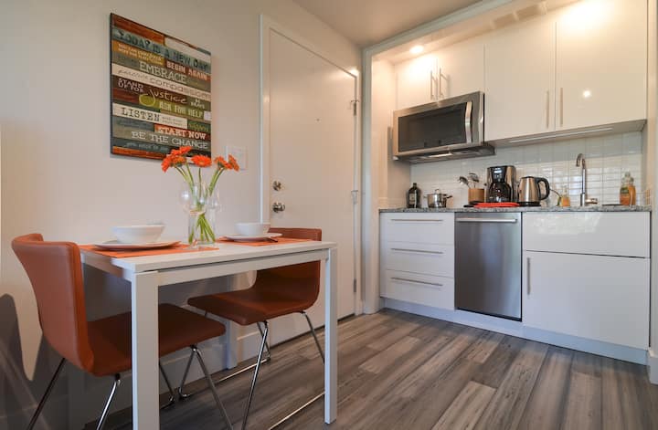 Modern Apartment In Queen Anne With Parking - Seattle, WA