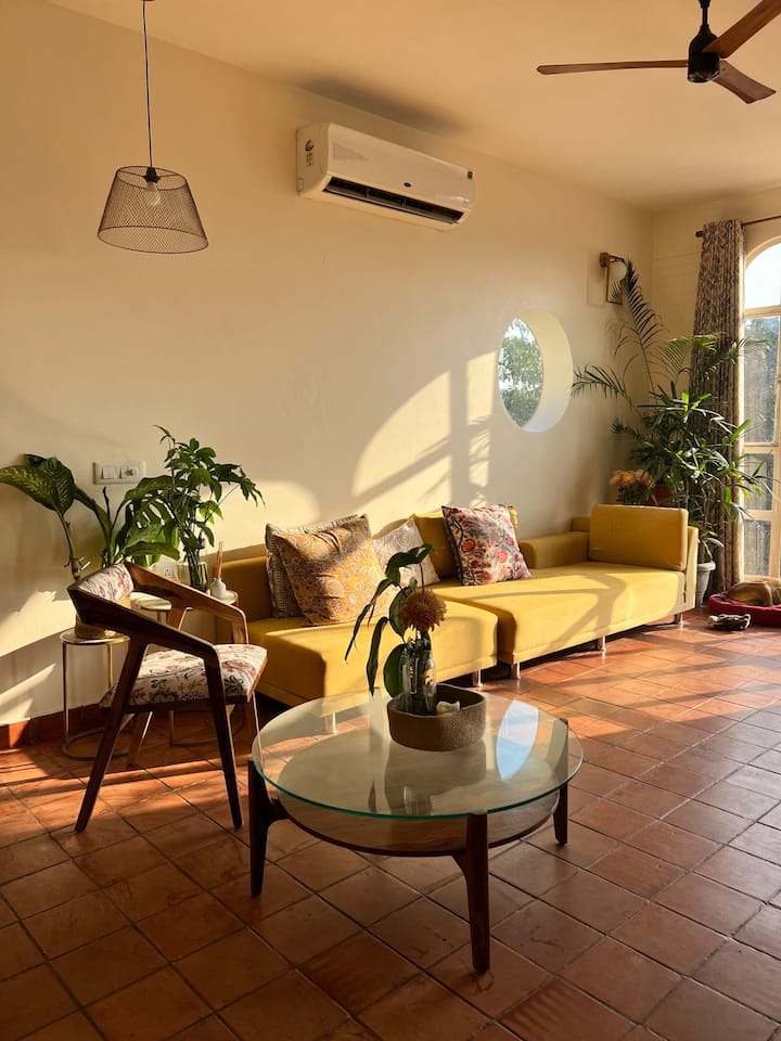 The House By The Mango Trees. - New Delhi