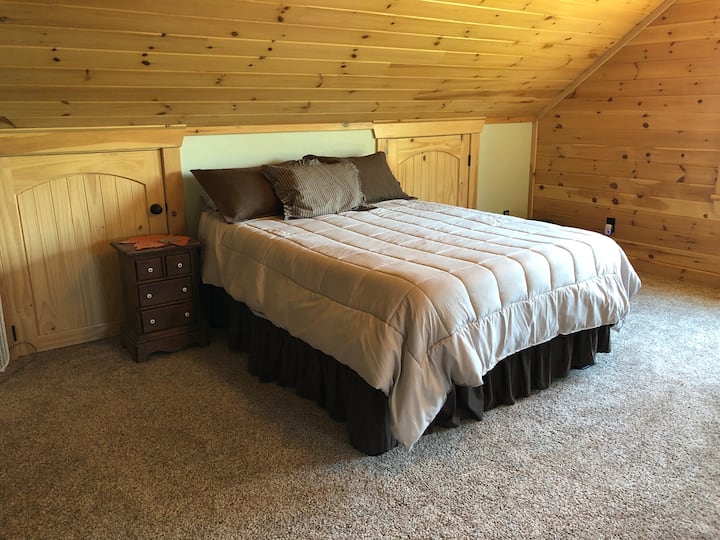Private Bedroom With Queen, Twin And Crib - Dale Hollow Reservoir