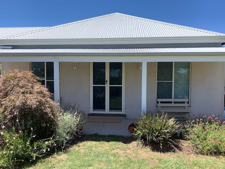 Private Cottage Accommodation In Garden Setting. - Bathurst