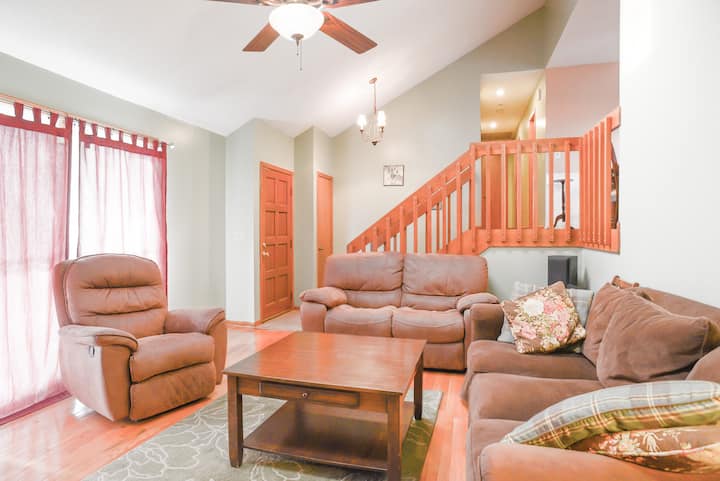 Spacious And Comfy Suite - Overland Park, KS