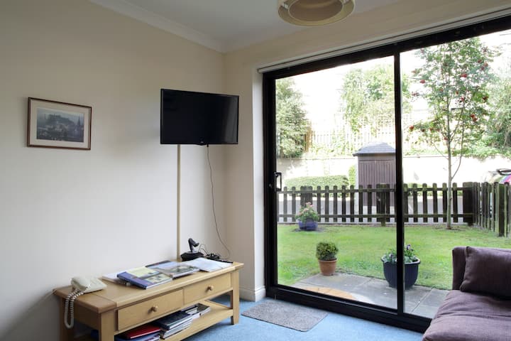 Central Garden Flat + Car Parking - Edinburgh