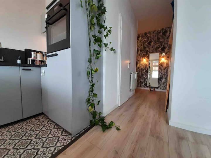 Cozy, Green Studio With A Balcony In Berlin - Berlin