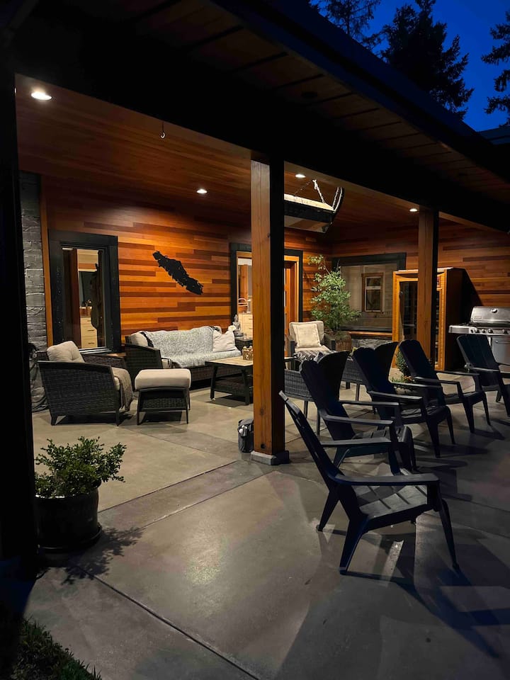 West Coast 4 Bedroom Home On 3 Acres Fenced - Courtenay, BC, Canada