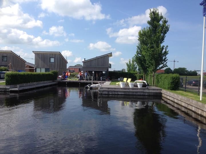 Boothuisje Met Grote Ligplaats, Tuin En Terrassen. - Frisia
