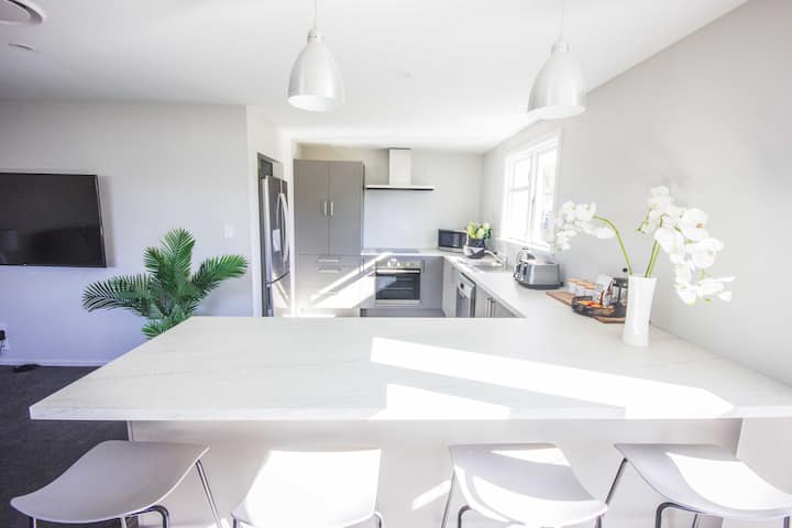 Affordable Luxury - Newly Renovated - Christchurch