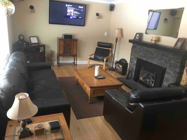Cheerful 2 Bedroom House On Large Lot - Maple Ridge