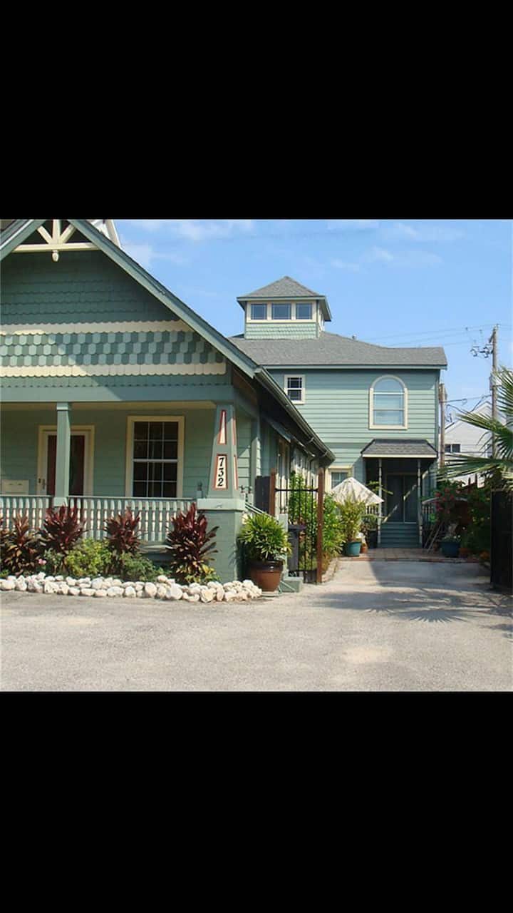 Heights Houston Home Away - Houston, TX