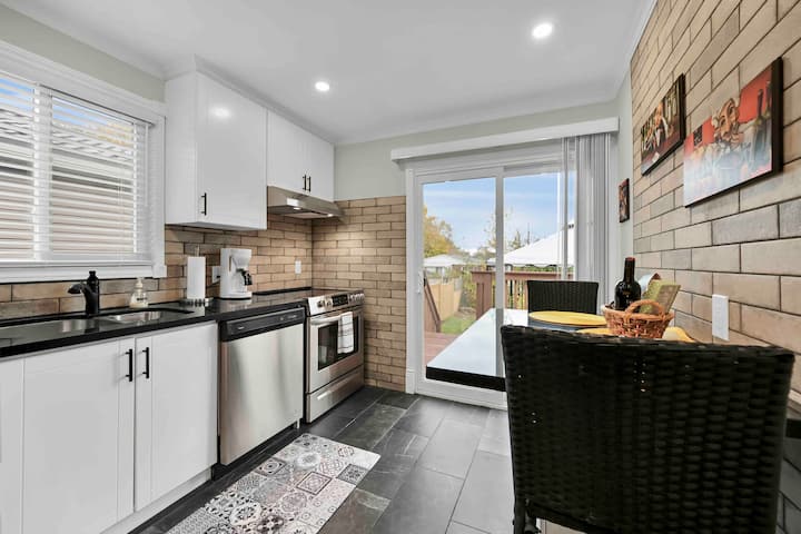 Adorable Classic 2 Bedroom House Avail Longer Term - Hamilton