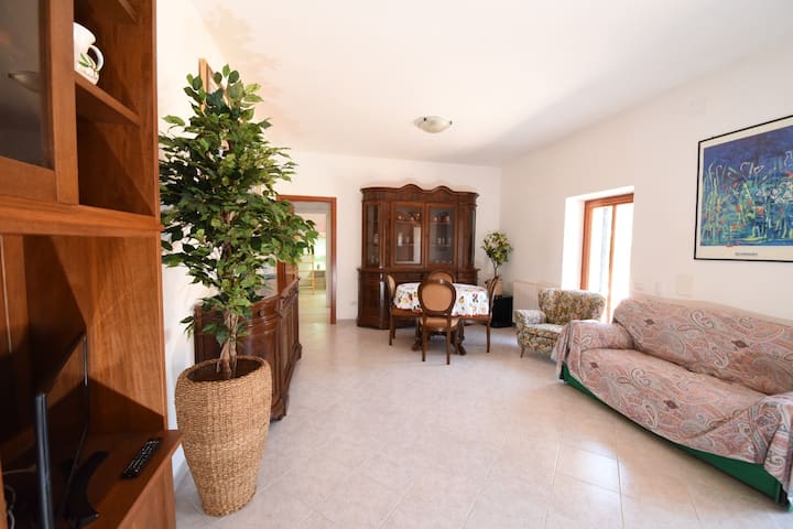 Trilocale Centrale Con Giardino E Terrazza Coperta - La Maddalena