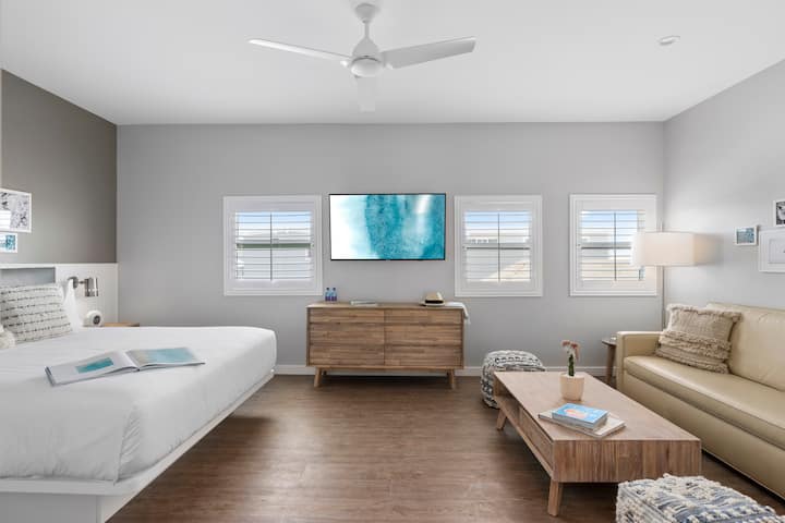 King Junior Suite At Sea Sprite Beach Club - Redondo Beach, CA