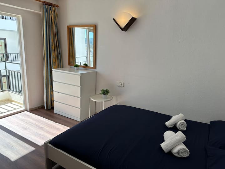 Spacious 1br + Kitchen • Sleeps 5 • Best Location! - Sant Antoni de Portmany