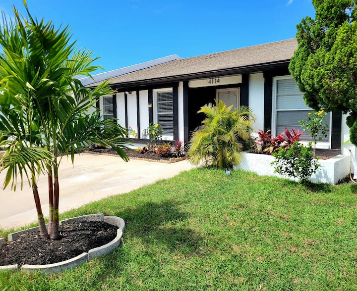 Paradise Villa- Clean & Close To Beaches & Img - Anna Maria Island, FL