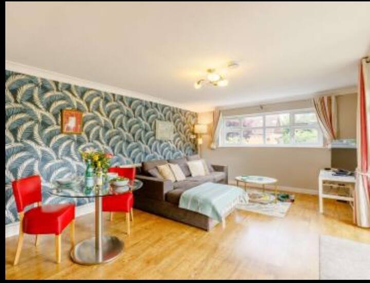 Located In A Beautiful Garden Setting With Parking - Stratford-upon-Avon