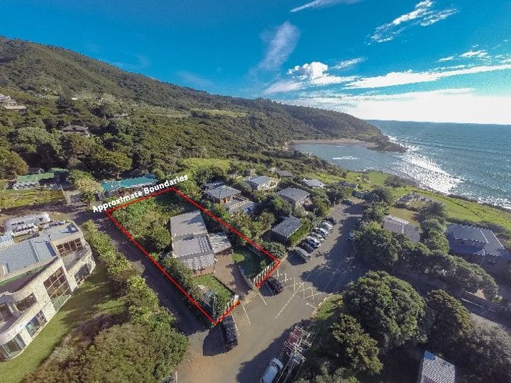 Whale Bay's Surf Meca - Raglan