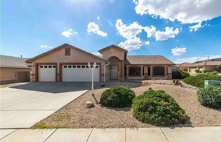 Family Sized Home (6 Beds) Backyard Bbq & Fire Pit - Kingman, AZ