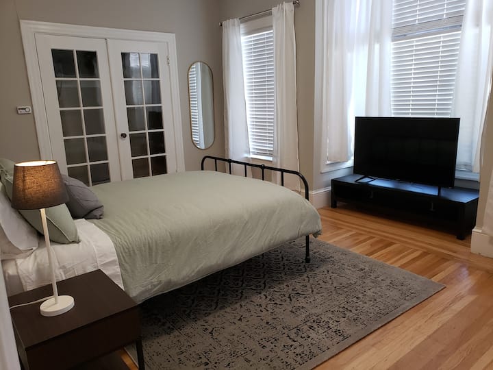 Open Floor Plan Apartment In Rockridge - Berkeley, CA