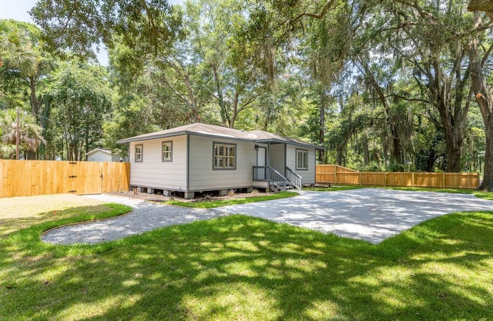 Cheerful 2 Bedroom Bungalow W/ Parking On Premise - Port Royal, SC