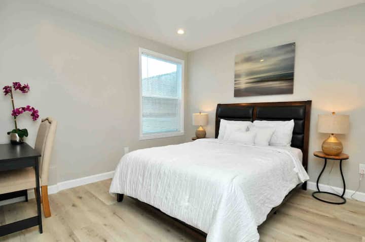 Spacious Master Bedroom With An Ensuite Bathroom - Brisbane, CA