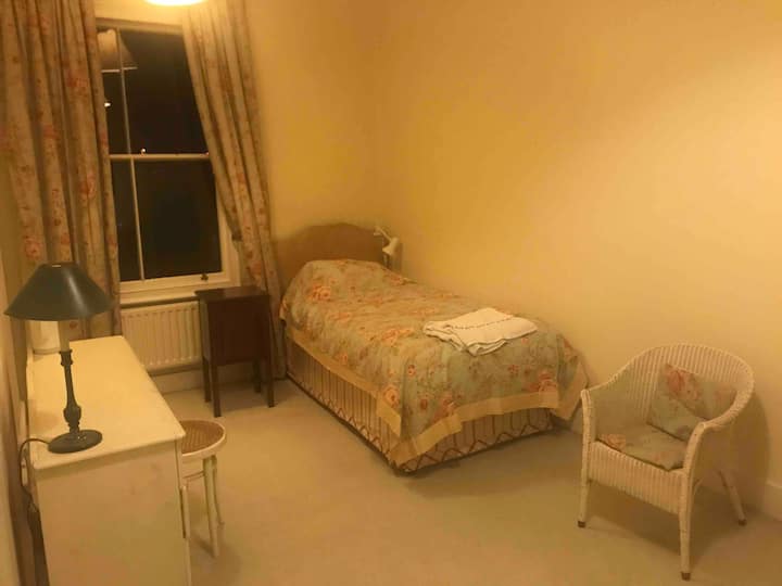 Lovely Single Bedroom In Stunning Family Home - Twickenham